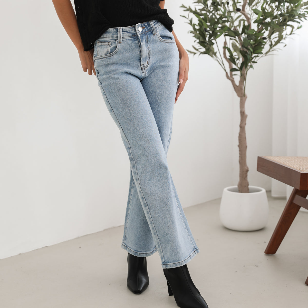 Esther & Co. Bayley Jeans - Light Denim – ESTHER & CO.