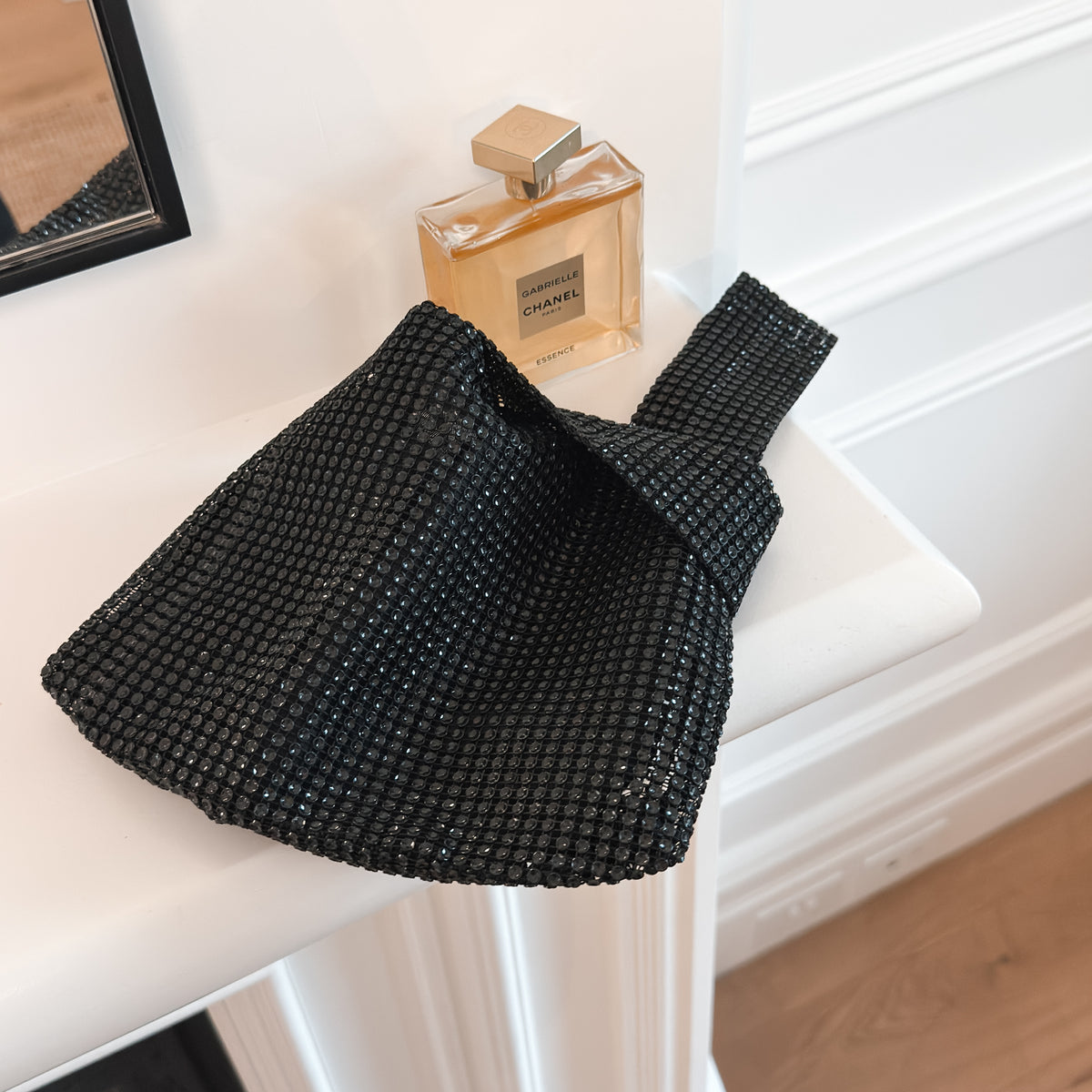 Esther & Co. Yelena Wrist Bag - Black – ESTHER & CO.
